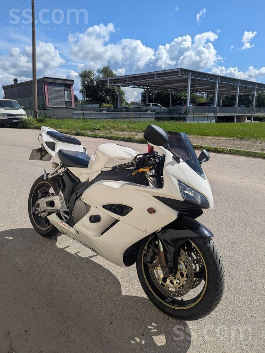 Honda CBR 1000RR 2004 in Riga, with an engine capacity of 1.00 L and mileage of 0 thousand km for 3500 €, photo 1 on AUTOMOTO.COM.LV