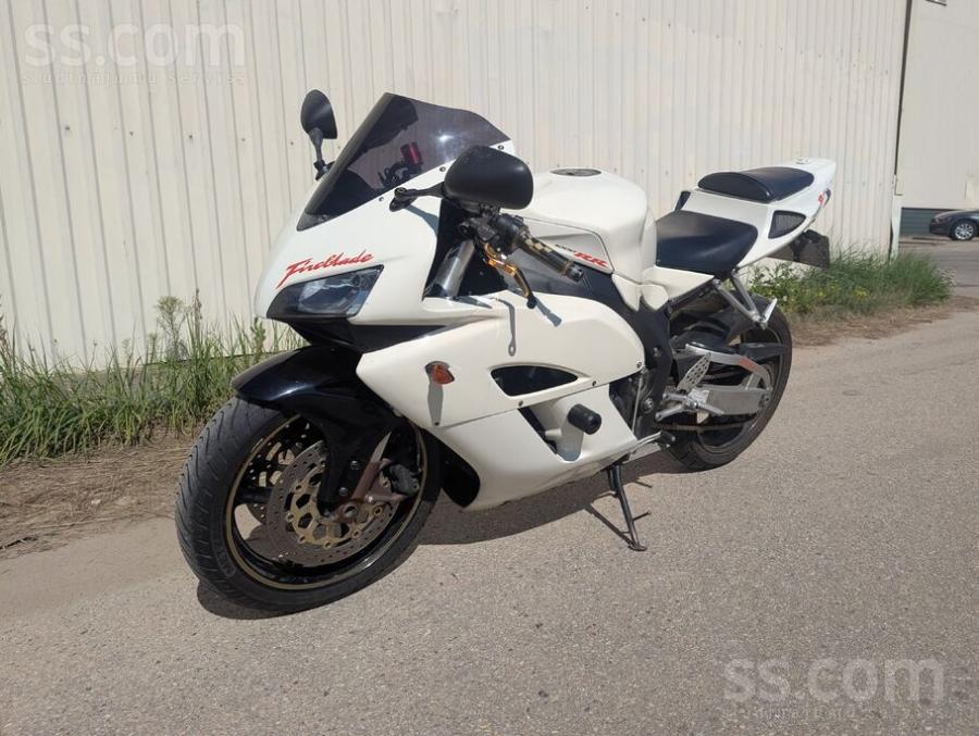 Honda CBR 1000RR 2004 in Riga, with an engine capacity of 1.00 L and mileage of 0 thousand km for 3500 €, photo 3 on AUTOMOTO.COM.LV
