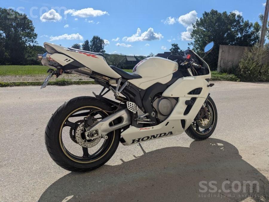 Honda CBR 1000RR 2004 in Riga, with an engine capacity of 1.00 L and mileage of 0 thousand km for 3500 €, photo 4 on AUTOMOTO.COM.LV
