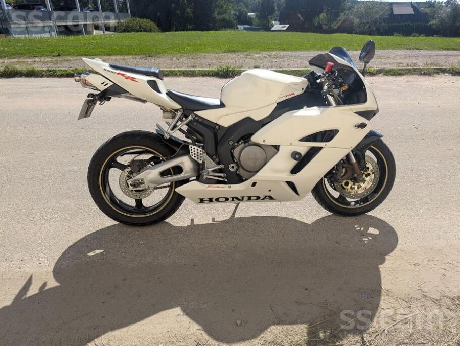 Honda CBR 1000RR 2004 in Riga, with an engine capacity of 1.00 L and mileage of 0 thousand km for 3500 €, photo 5 on AUTOMOTO.COM.LV