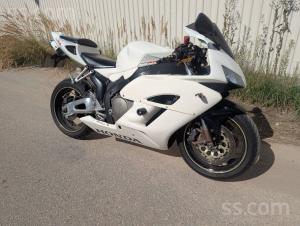 Honda CBR 1000RR 2004 in Riga, with an engine capacity of 1.00 L and mileage of 0 thousand km for 3500 €, photo 6 on AUTOMOTO.COM.LV