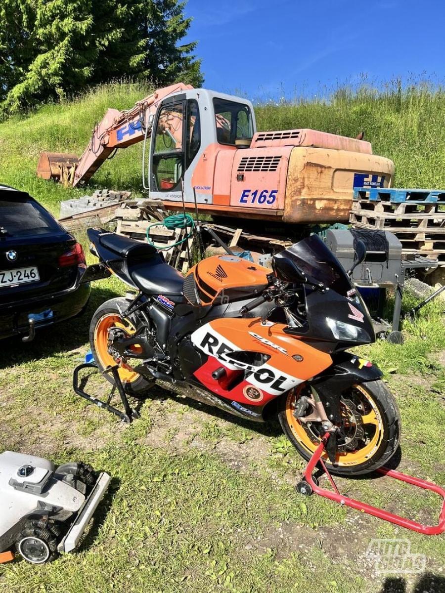 Honda CBR 1000RR 2004 Plungė, ar dzinēja tilpumu 0.00 L un nobraukumu 0 tūkst. km par 3200 €, foto 4 vietnē AUTOMOTO.COM.LV