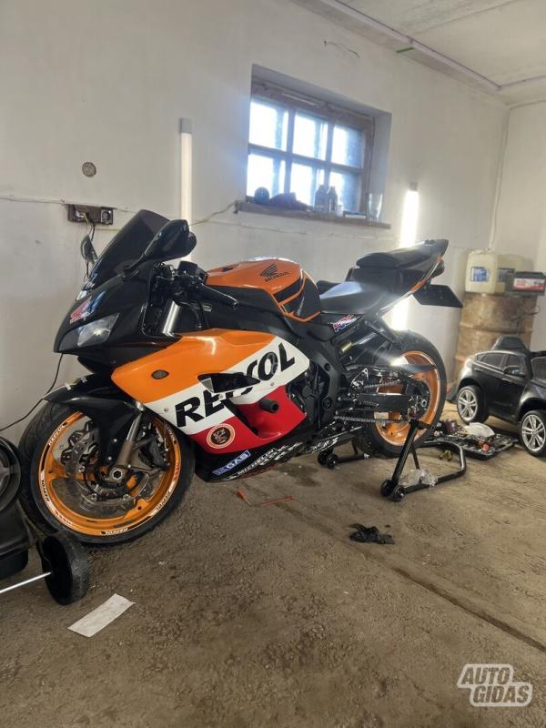Honda CBR 1000RR 2004 in Plunge, with an engine capacity of 0.00 L and mileage of 0 thousand km for 3200 €, photo 5 on AUTOMOTO.COM.LV
