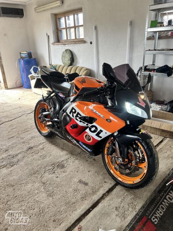 Honda CBR 1000RR 2004 in Plunge, with an engine capacity of 0.00 L and mileage of 0 thousand km for 3200 €, photo 6 on AUTOMOTO.COM.LV