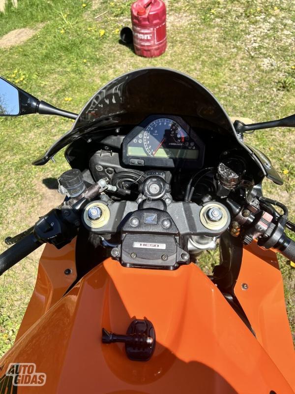 Honda CBR 1000RR 2004 in Plunge, with an engine capacity of 0.00 L and mileage of 0 thousand km for 3200 €, photo 7 on AUTOMOTO.COM.LV