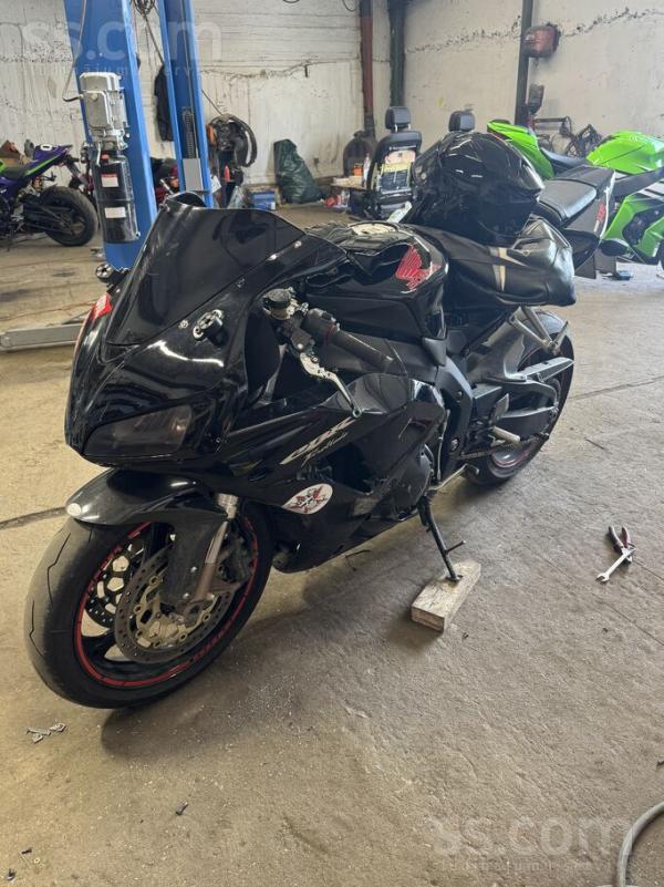 Хонда CBR 1000RR 2005 в Рига, объемом двигателя 1.00 л и пробегом 0 тыс. км за 3000 €, фото 1 на AUTOMOTO.COM.LV