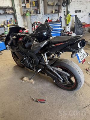 Honda CBR 1000RR 2005 Rīga, ar dzinēja tilpumu 1.00 L un nobraukumu 0 tūkst. km par 3000 €, foto 3 vietnē AUTOMOTO.COM.LV