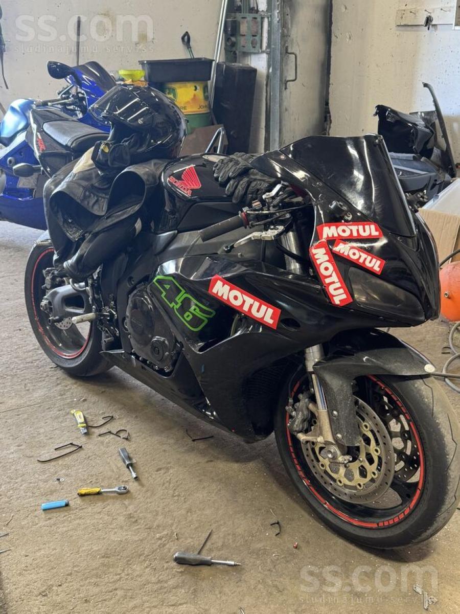 Honda CBR 1000RR 2005 Rīga, ar dzinēja tilpumu 1.00 L un nobraukumu 0 tūkst. km par 3000 €, foto 4 vietnē AUTOMOTO.COM.LV