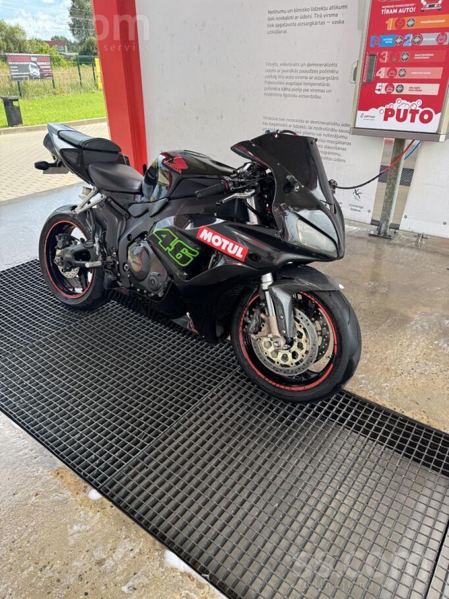 Honda CBR 1000RR 2005 in Riga, with an engine capacity of 1.00 L and mileage of 0 thousand km for 3200 €, photo 1 on AUTOMOTO.COM.LV
