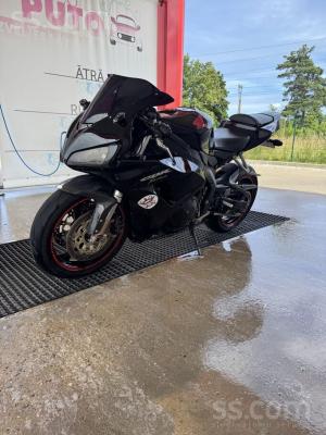 Honda CBR 1000RR 2005 in Riga, with an engine capacity of 1.00 L and mileage of 0 thousand km for 3200 €, photo 3 on AUTOMOTO.COM.LV
