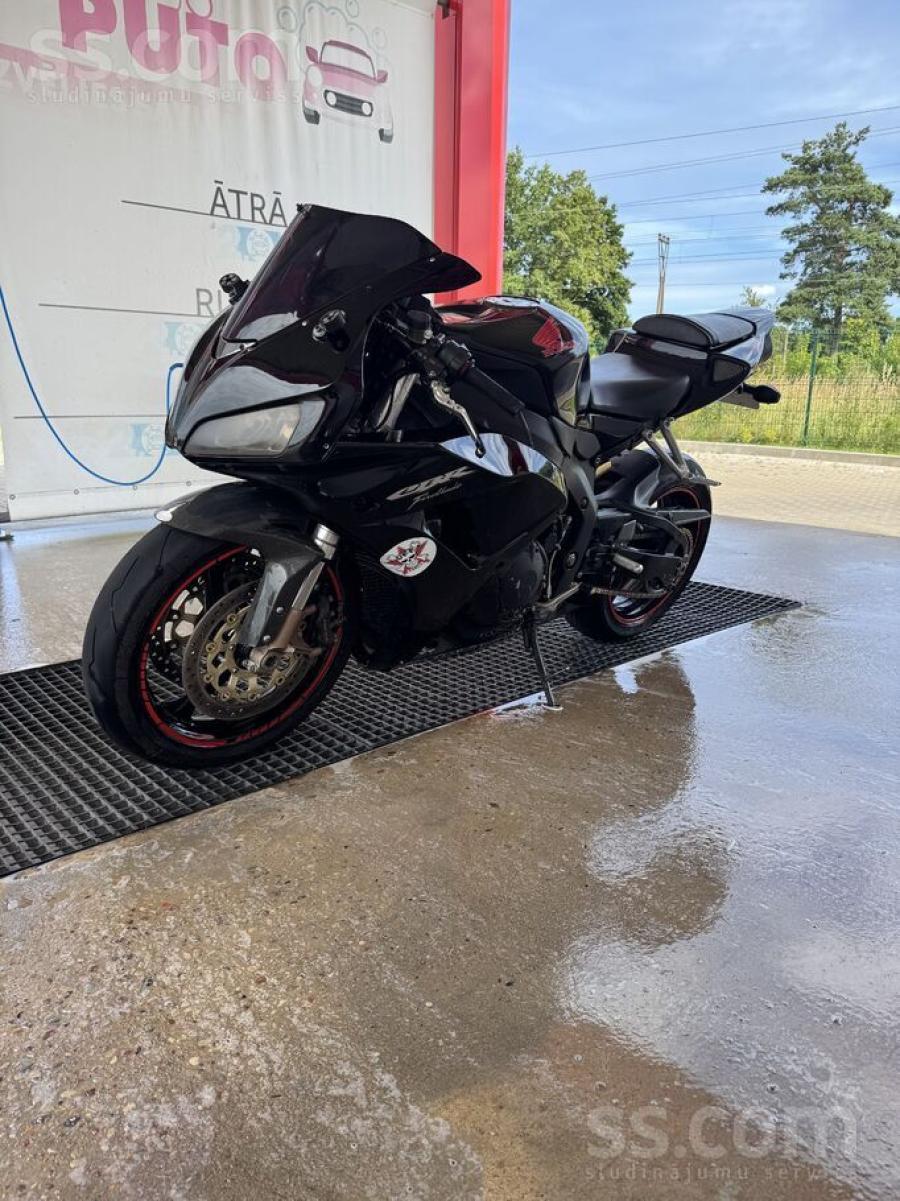Honda CBR 1000RR 2005 in Riga, with an engine capacity of 1.00 L and mileage of 0 thousand km for 3200 €, photo 3 on AUTOMOTO.COM.LV
