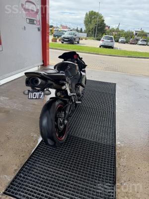 Honda CBR 1000RR 2005 in Riga, with an engine capacity of 1.00 L and mileage of 0 thousand km for 3200 €, photo 4 on AUTOMOTO.COM.LV