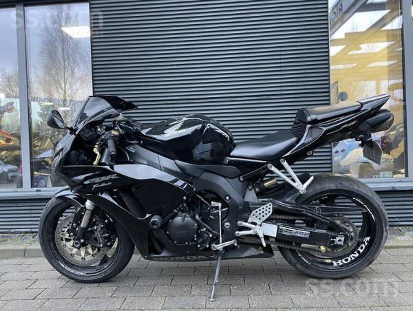 Honda CBR 1000RR 2006 Rīga, ar dzinēja tilpumu 1.00 L un nobraukumu 0 tūkst. km par 4950 €, foto 2 vietnē AUTOMOTO.COM.LV