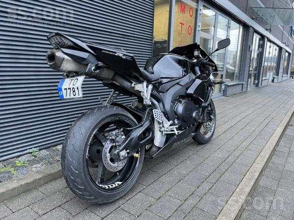 Honda CBR 1000RR 2006 Rīga, ar dzinēja tilpumu 1.00 L un nobraukumu 0 tūkst. km par 4950 €, foto 4 vietnē AUTOMOTO.COM.LV