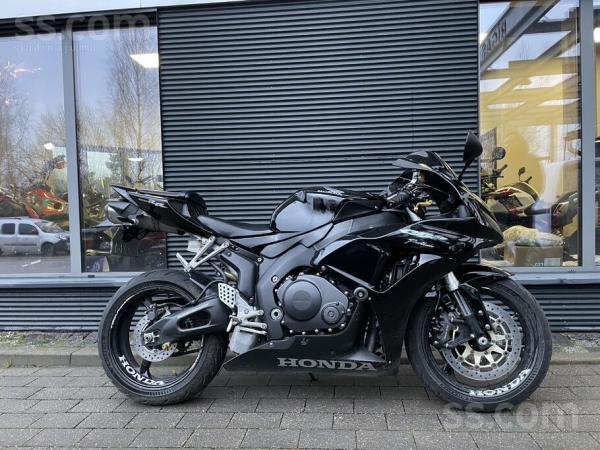 Honda CBR 1000RR 2006 Rīga, ar dzinēja tilpumu 1.00 L un nobraukumu 0 tūkst. km par 4950 €, foto 5 vietnē AUTOMOTO.COM.LV