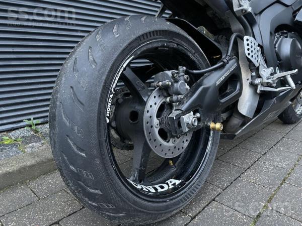 Honda CBR 1000RR 2006 Rīga, ar dzinēja tilpumu 1.00 L un nobraukumu 0 tūkst. km par 4950 €, foto 9 vietnē AUTOMOTO.COM.LV