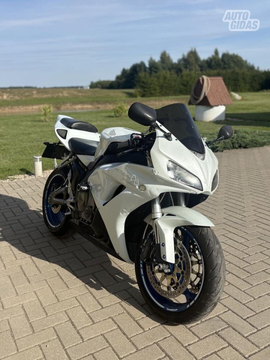 Honda CBR 1000RR 2006 in Mazeikiai, with an engine capacity of 0.00 L and mileage of 0 thousand km for 3500 €, photo 1 on AUTOMOTO.COM.LV