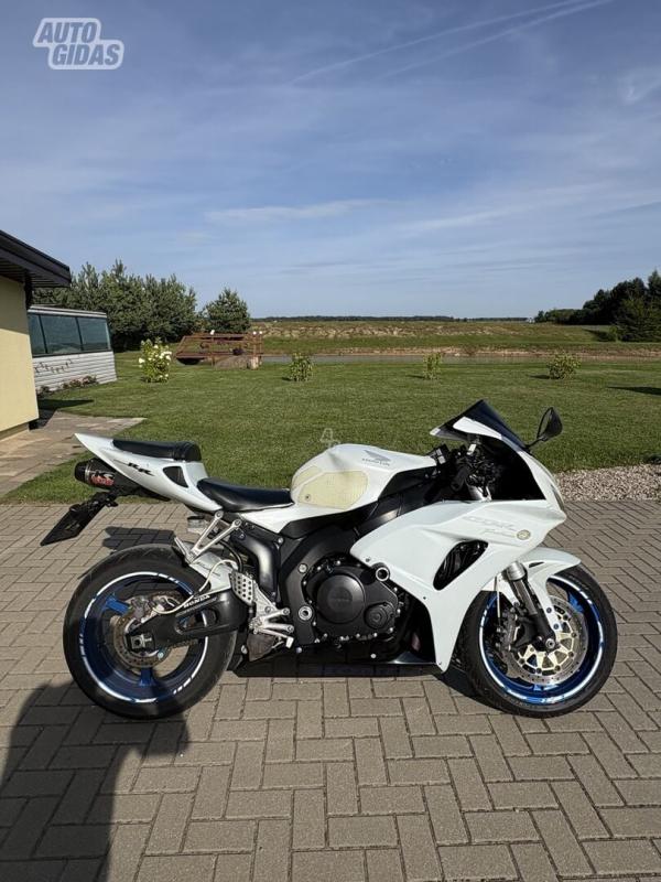 Honda CBR 1000RR 2006 in Mazeikiai, with an engine capacity of 0.00 L and mileage of 0 thousand km for 3500 €, photo 3 on AUTOMOTO.COM.LV