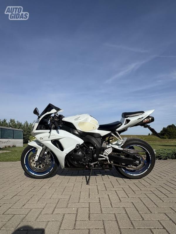 Honda CBR 1000RR 2006 in Mazeikiai, with an engine capacity of 0.00 L and mileage of 0 thousand km for 3500 €, photo 5 on AUTOMOTO.COM.LV