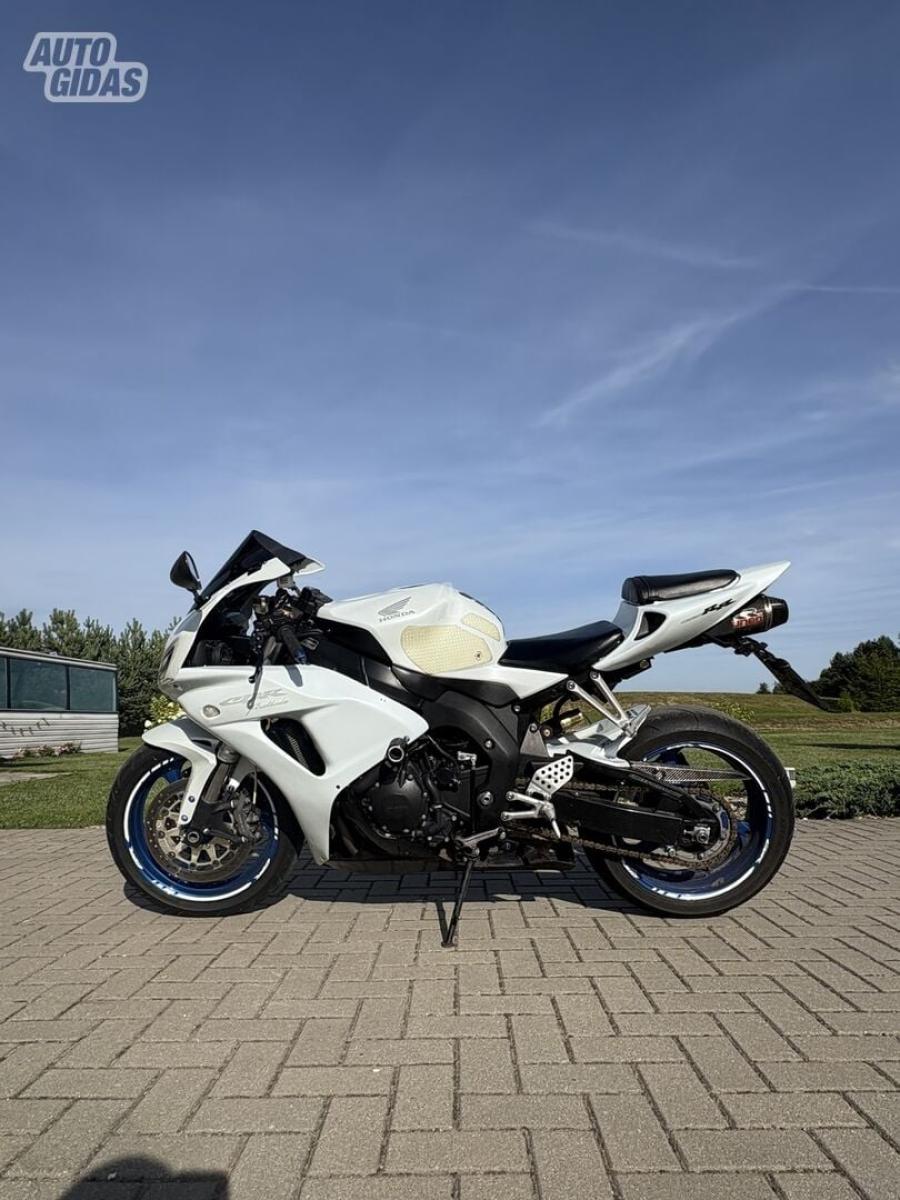 Honda CBR 1000RR 2006 in Mazeikiai, with an engine capacity of 0.00 L and mileage of 0 thousand km for 3500 €, photo 6 on AUTOMOTO.COM.LV