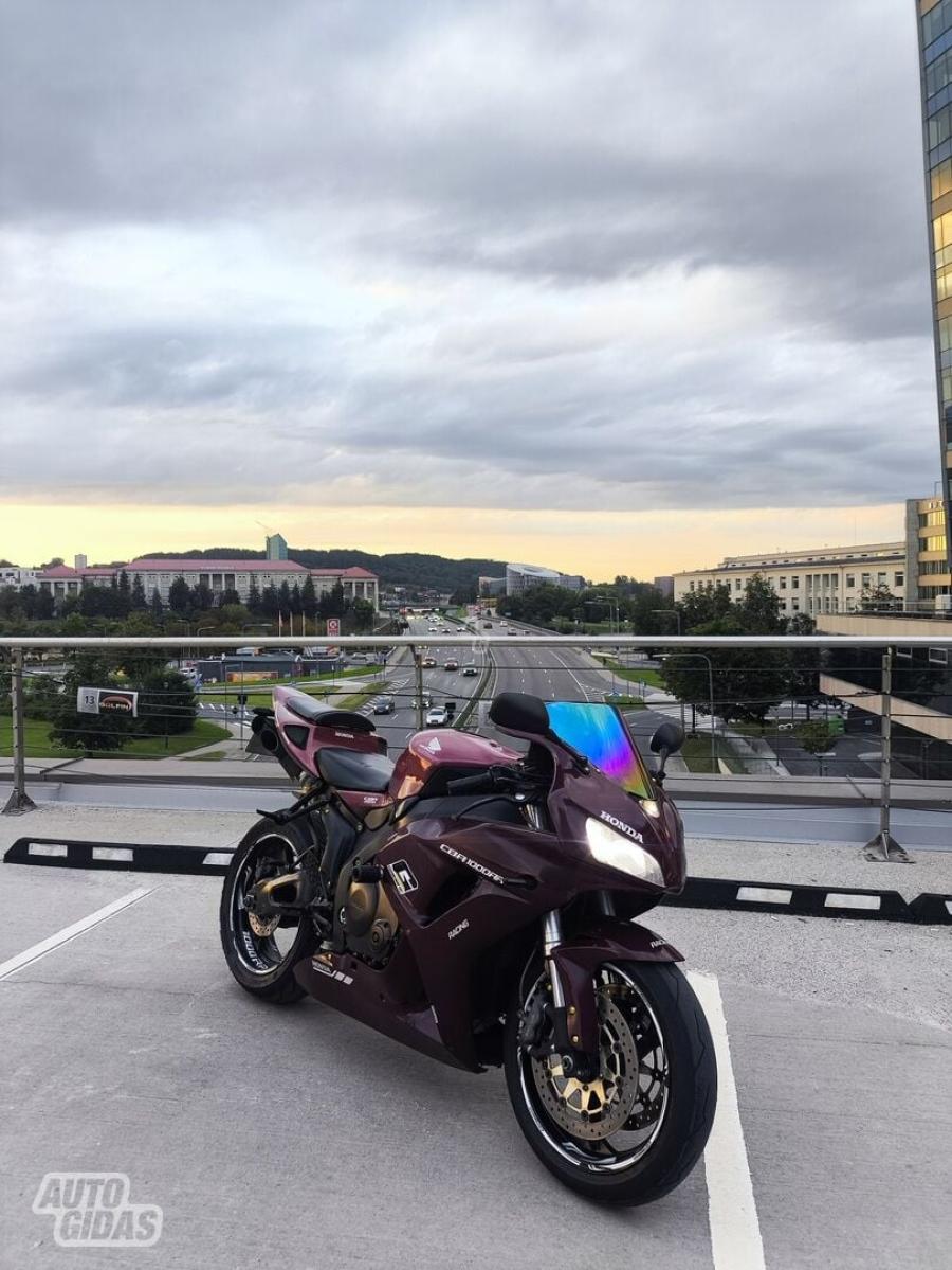 Honda CBR 1000RR 2006 in Vilnius, with an engine capacity of 0.00 L and mileage of 0 thousand km for 5300 €, photo 1 on AUTOMOTO.COM.LV