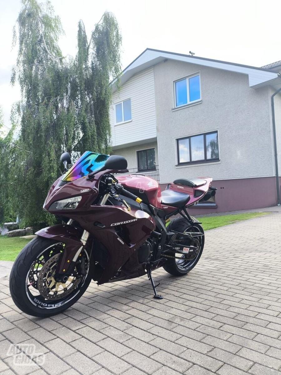 Honda CBR 1000RR 2006 in Vilnius, with an engine capacity of 0.00 L and mileage of 0 thousand km for 5300 €, photo 4 on AUTOMOTO.COM.LV