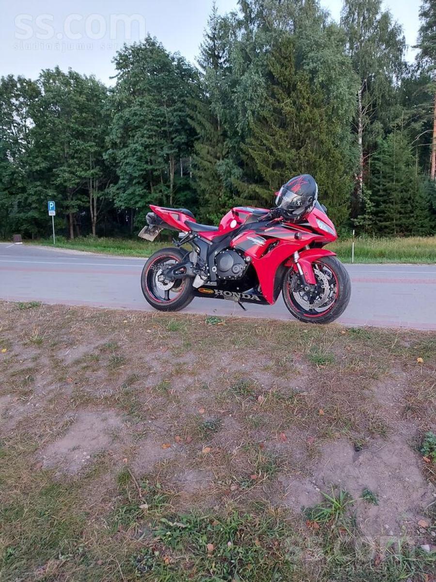 Хонда CBR 1000RR 2007 в Валка, объемом двигателя 1.00 л и пробегом 0 тыс. км за 3350 €, фото 4 на AUTOMOTO.COM.LV