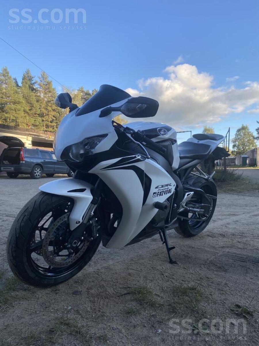 Honda CBR 1000RR 2008 in Riga, with an engine capacity of 1.00 L and mileage of 0 thousand km for 5300 €, photo 1 on AUTOMOTO.COM.LV