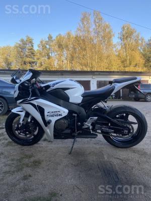 Honda CBR 1000RR 2008 in Riga, with an engine capacity of 1.00 L and mileage of 0 thousand km for 5300 €, photo 3 on AUTOMOTO.COM.LV