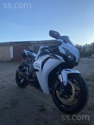 Honda CBR 1000RR 2008 in Riga, with an engine capacity of 1.00 L and mileage of 0 thousand km for 5300 €, photo 4 on AUTOMOTO.COM.LV