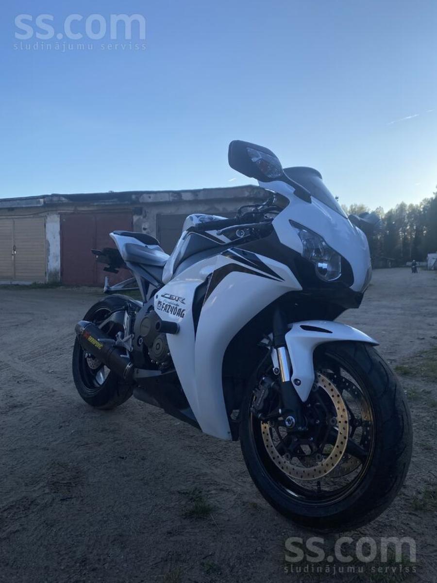 Honda CBR 1000RR 2008 in Riga, with an engine capacity of 1.00 L and mileage of 0 thousand km for 5300 €, photo 4 on AUTOMOTO.COM.LV