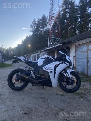 Honda CBR 1000RR 2008 in Riga, with an engine capacity of 1.00 L and mileage of 0 thousand km for 5300 €, photo 5 on AUTOMOTO.COM.LV