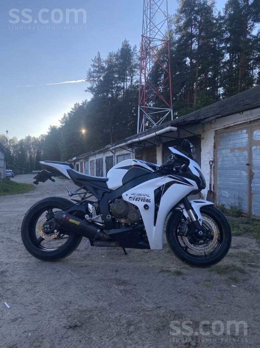 Honda CBR 1000RR 2008 in Riga, with an engine capacity of 1.00 L and mileage of 0 thousand km for 5300 €, photo 5 on AUTOMOTO.COM.LV