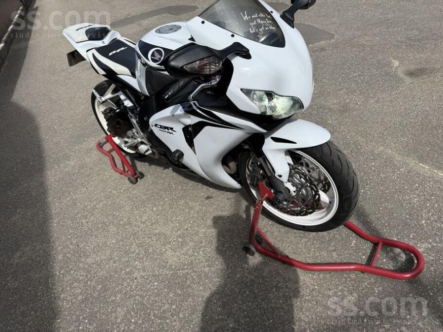 Honda CBR 1000RR 2008 Rīga, ar dzinēja tilpumu 1.00 L un nobraukumu 0 tūkst. km par 5300 €, foto 3 vietnē AUTOMOTO.COM.LV