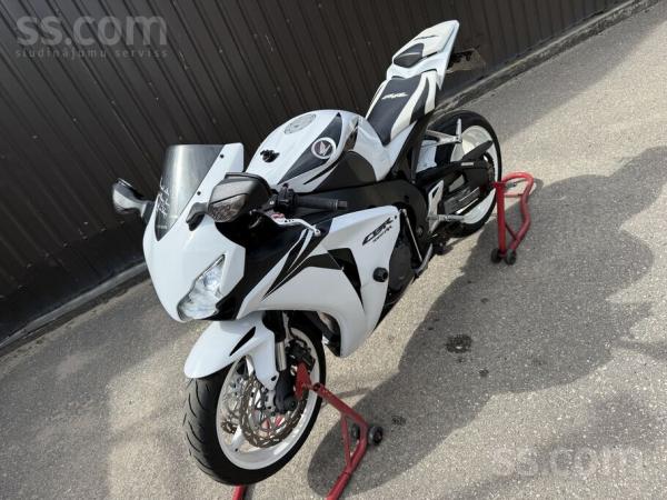 Honda CBR 1000RR 2008 Rīga, ar dzinēja tilpumu 1.00 L un nobraukumu 0 tūkst. km par 5300 €, foto 1 vietnē AUTOMOTO.COM.LV