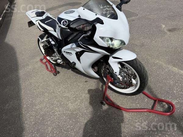 Honda CBR 1000RR 2008 Rīga, ar dzinēja tilpumu 1.00 L un nobraukumu 0 tūkst. km par 5300 €, foto 2 vietnē AUTOMOTO.COM.LV