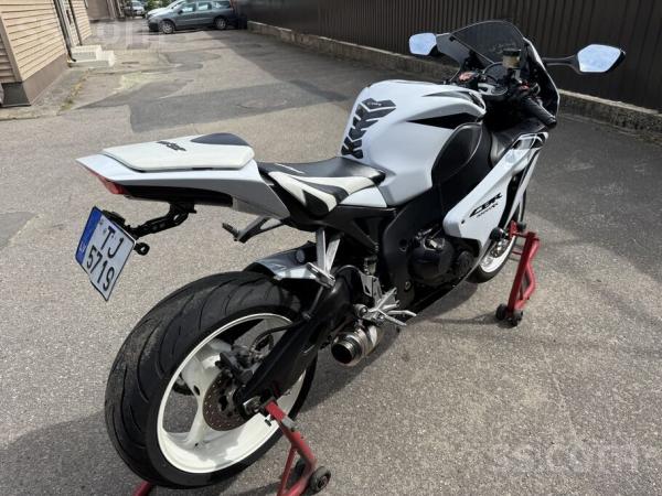 Honda CBR 1000RR 2008 Rīga, ar dzinēja tilpumu 1.00 L un nobraukumu 0 tūkst. km par 5300 €, foto 3 vietnē AUTOMOTO.COM.LV
