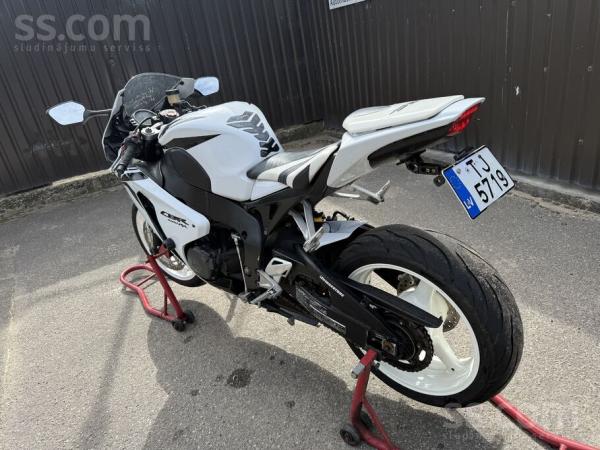 Honda CBR 1000RR 2008 Rīga, ar dzinēja tilpumu 1.00 L un nobraukumu 0 tūkst. km par 5300 €, foto 4 vietnē AUTOMOTO.COM.LV