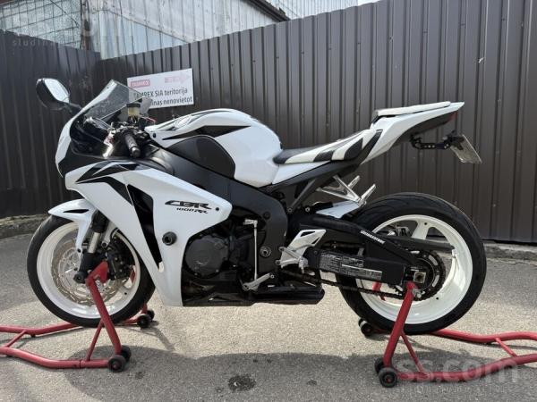 Honda CBR 1000RR 2008 Rīga, ar dzinēja tilpumu 1.00 L un nobraukumu 0 tūkst. km par 5300 €, foto 6 vietnē AUTOMOTO.COM.LV