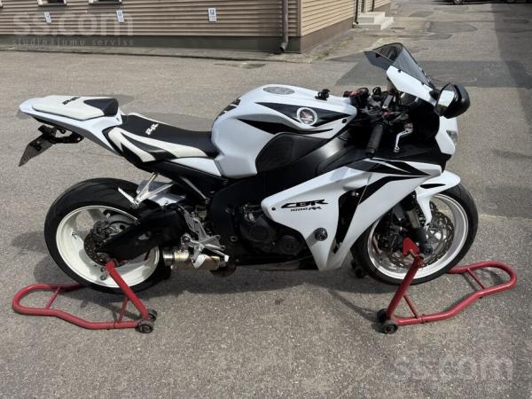 Honda CBR 1000RR 2008 Rīga, ar dzinēja tilpumu 1.00 L un nobraukumu 0 tūkst. km par 5300 €, foto 9 vietnē AUTOMOTO.COM.LV