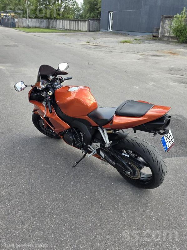 Honda CBR 1000RR 2008 in Riga, with an engine capacity of 1.00 L and mileage of 0 thousand km for 6200 €, photo 4 on AUTOMOTO.COM.LV