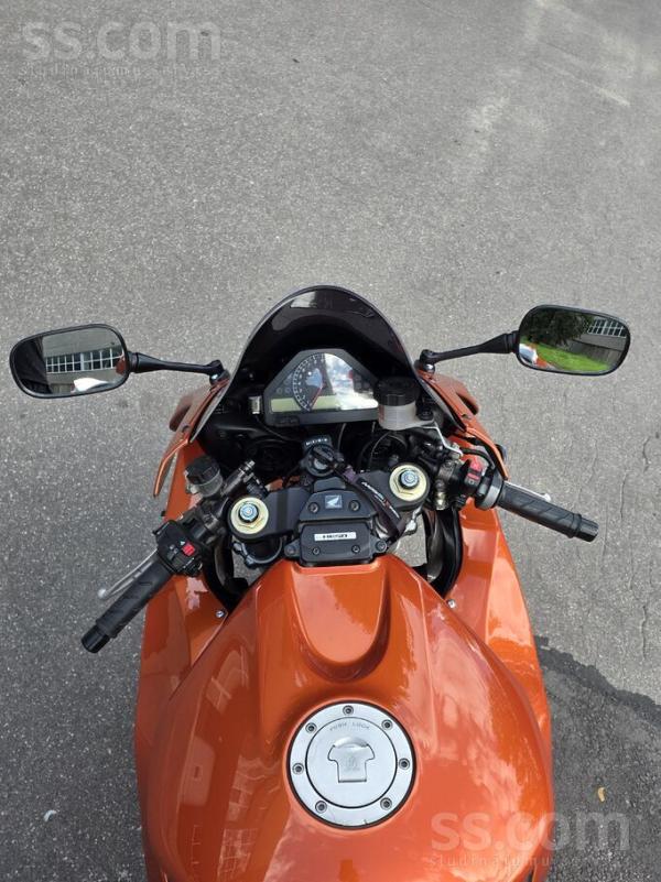 Honda CBR 1000RR 2008 in Riga, with an engine capacity of 1.00 L and mileage of 0 thousand km for 6200 €, photo 9 on AUTOMOTO.COM.LV