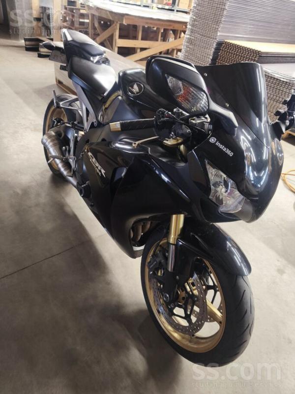 Honda CBR 1000RR 2008 in Riga, with an engine capacity of 1.00 L and mileage of 0 thousand km for 5000 €, photo 1 on AUTOMOTO.COM.LV