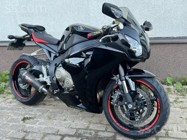 Honda CBR 1000RR 2009 Rīga, ar dzinēja tilpumu 1.00 L un nobraukumu 0 tūkst. km par 5500 €, foto 1 vietnē AUTOMOTO.COM.LV