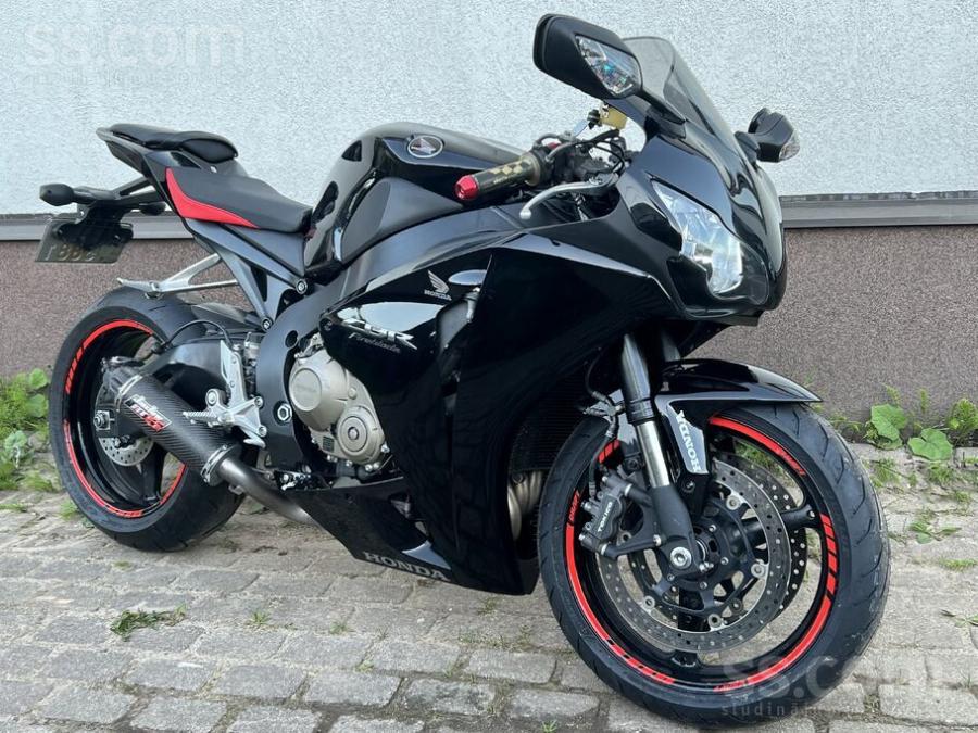 Хонда CBR 1000RR 2009 в Рига, объемом двигателя 1.00 л и пробегом 0 тыс. км за 5500 €, фото 1 на AUTOMOTO.COM.LV