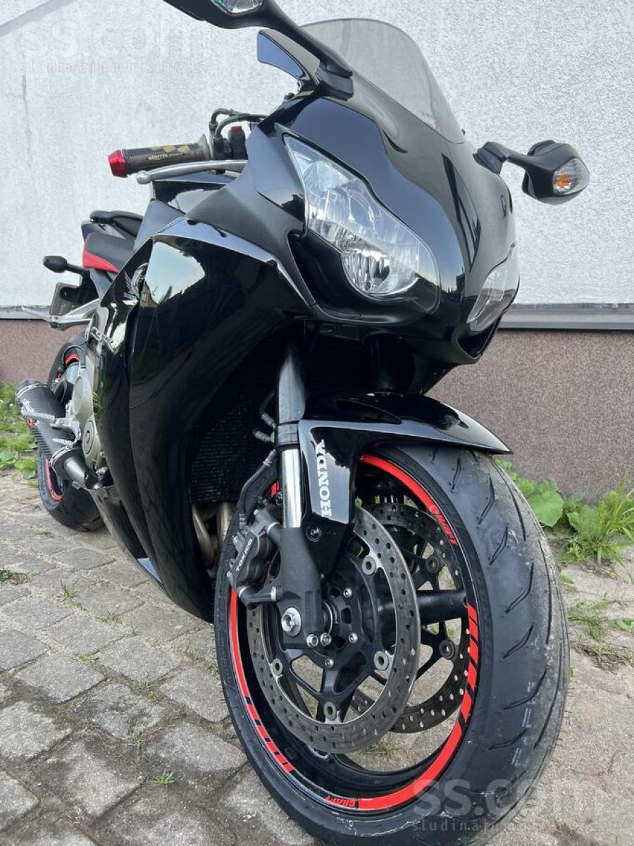 Хонда CBR 1000RR 2009 в Рига, объемом двигателя 1.00 л и пробегом 0 тыс. км за 5500 €, фото 3 на AUTOMOTO.COM.LV