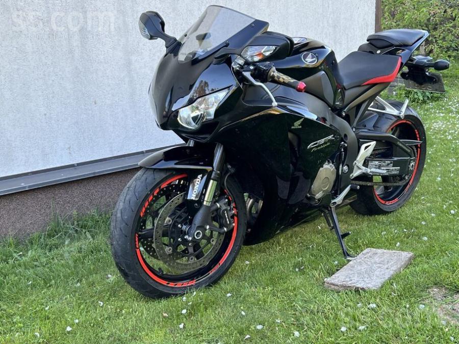 Хонда CBR 1000RR 2009 в Рига, объемом двигателя 1.00 л и пробегом 0 тыс. км за 5500 €, фото 5 на AUTOMOTO.COM.LV
