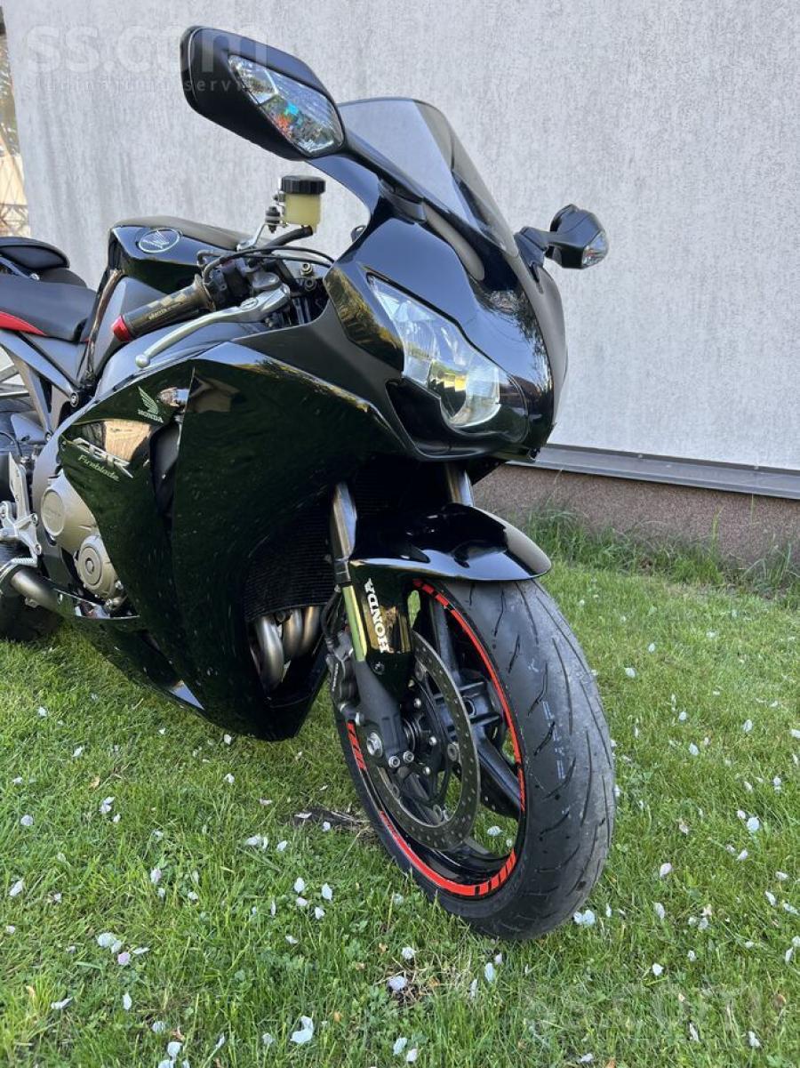 Хонда CBR 1000RR 2009 в Рига, объемом двигателя 1.00 л и пробегом 0 тыс. км за 5500 €, фото 9 на AUTOMOTO.COM.LV