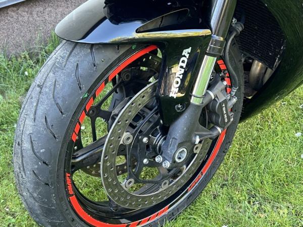 Honda CBR 1000RR 2009 Rīga, ar dzinēja tilpumu 1.00 L un nobraukumu 0 tūkst. km par 5500 €, foto 9 vietnē AUTOMOTO.COM.LV