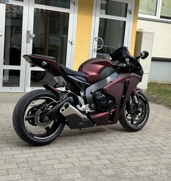 Хонда CBR 1000RR 2009 в Рига, объемом двигателя 1.00 л и пробегом 0 тыс. км за 5750 €, фото 2 на AUTOMOTO.COM.LV